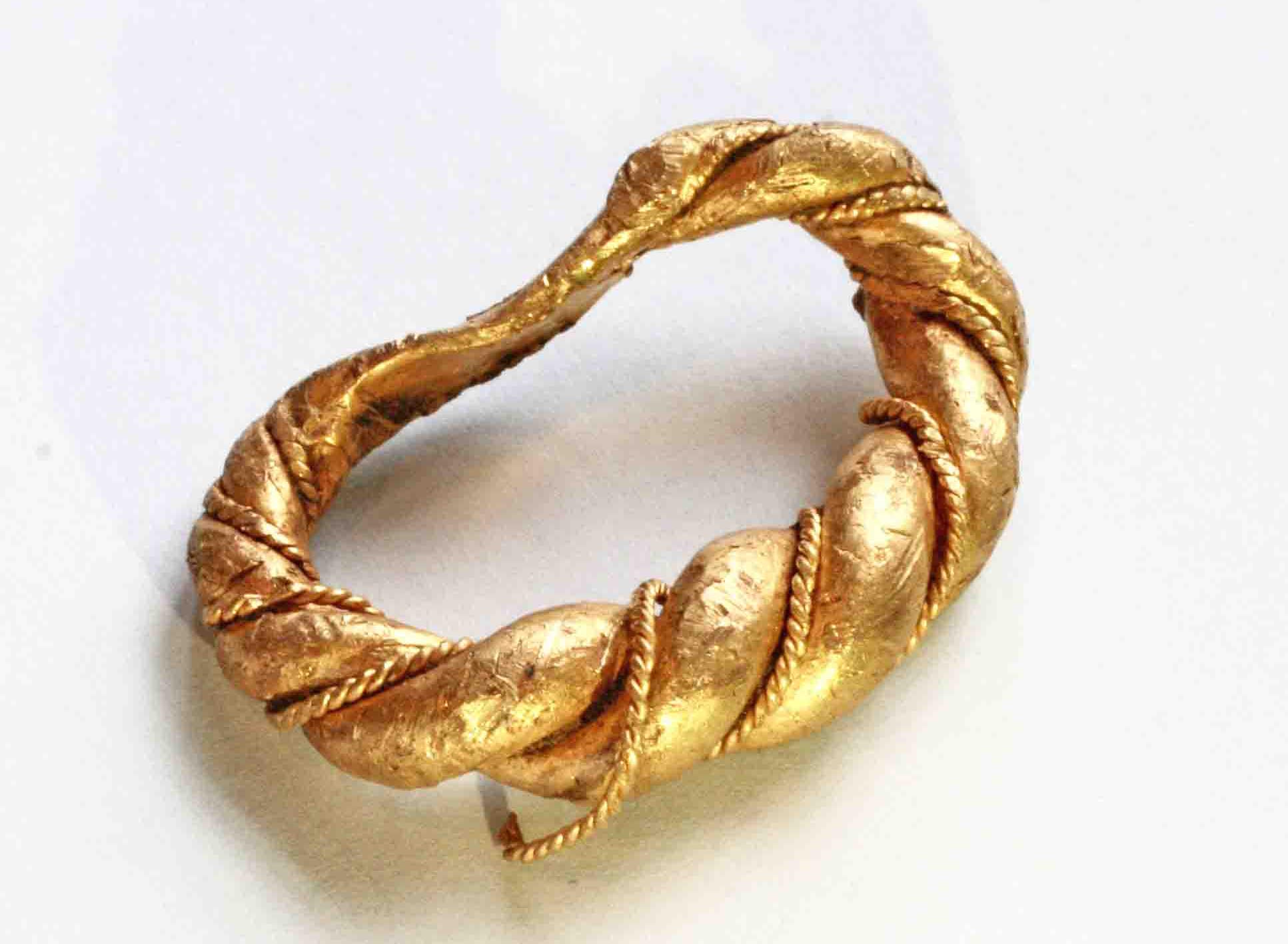 This giant gold ring was dropped by a giant Viking in Essex – Museum Crush