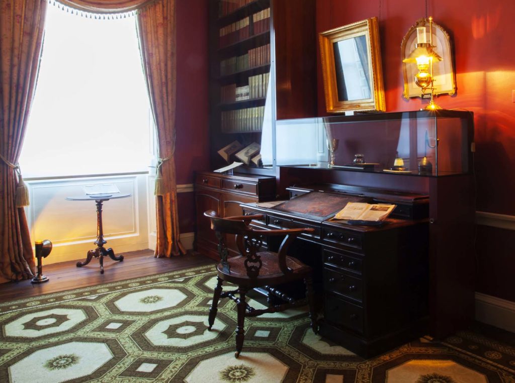 A closer look at Charles Dickens’ desk, chair and personal objects ...