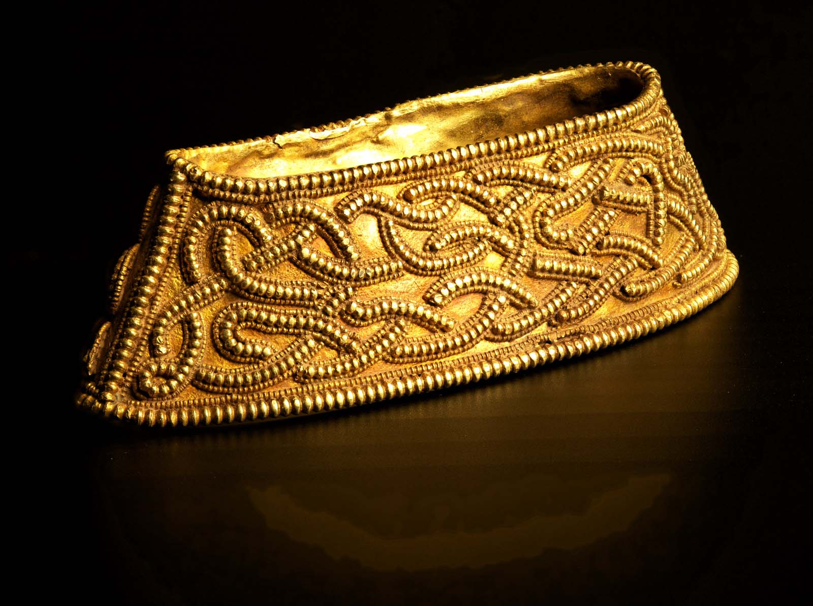 Anglo-Saxon treasures from the Staffordshire Hoard head to Sutton Hoo ...